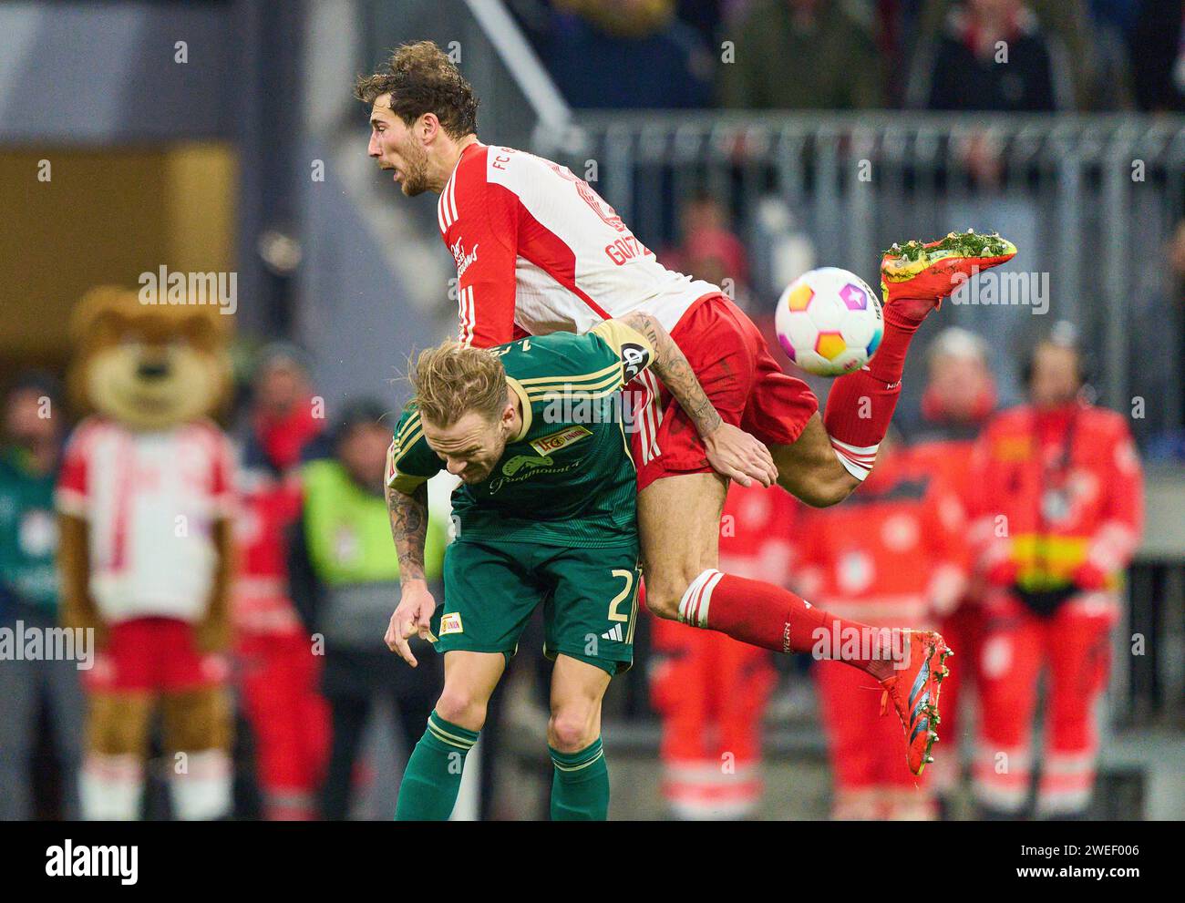 Leon GORETZKA, FCB 8 compete for the ball, tackling, duel, header ...