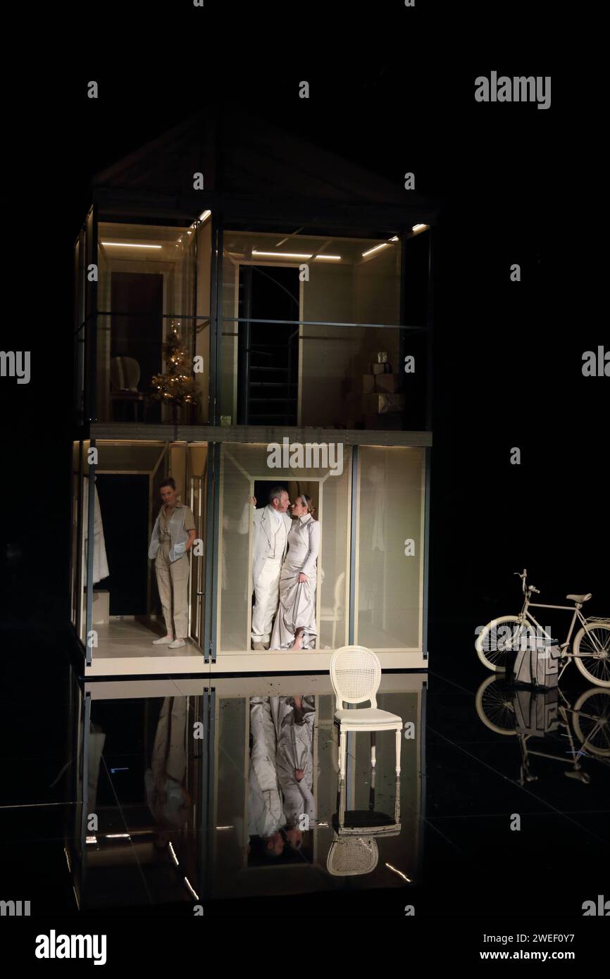 Lisa Birke Balzer als Helene, Jörg Pose als Torvald Helmer und Anja Schneider als Nora Helmer, v ...