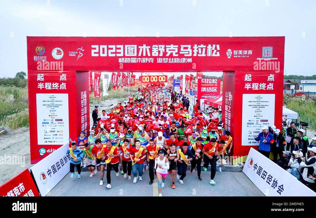 (240125) -- URUMQI, Jan. 25, 2024 (Xinhua) -- Participants start during ...