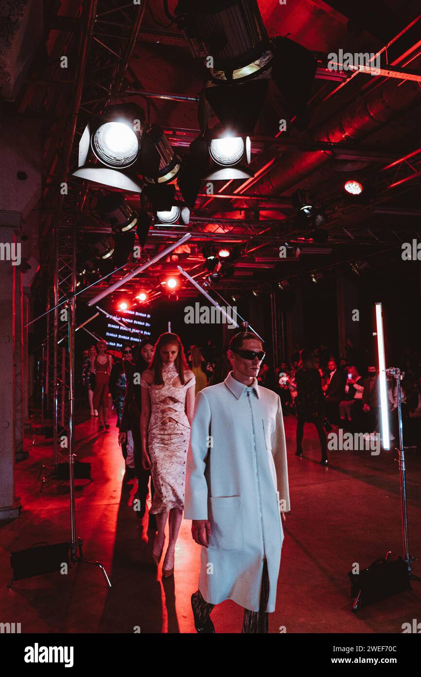 Female runway models hi-res stock photography and images - Alamy