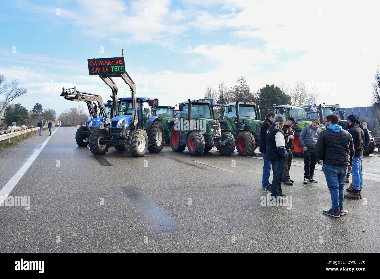 In coordination with the national movement, farmers in Bas-Rhin blocked ...