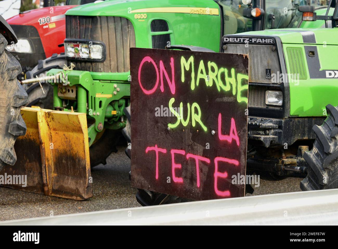 In coordination with the national movement, farmers in Bas-Rhin blocked ...