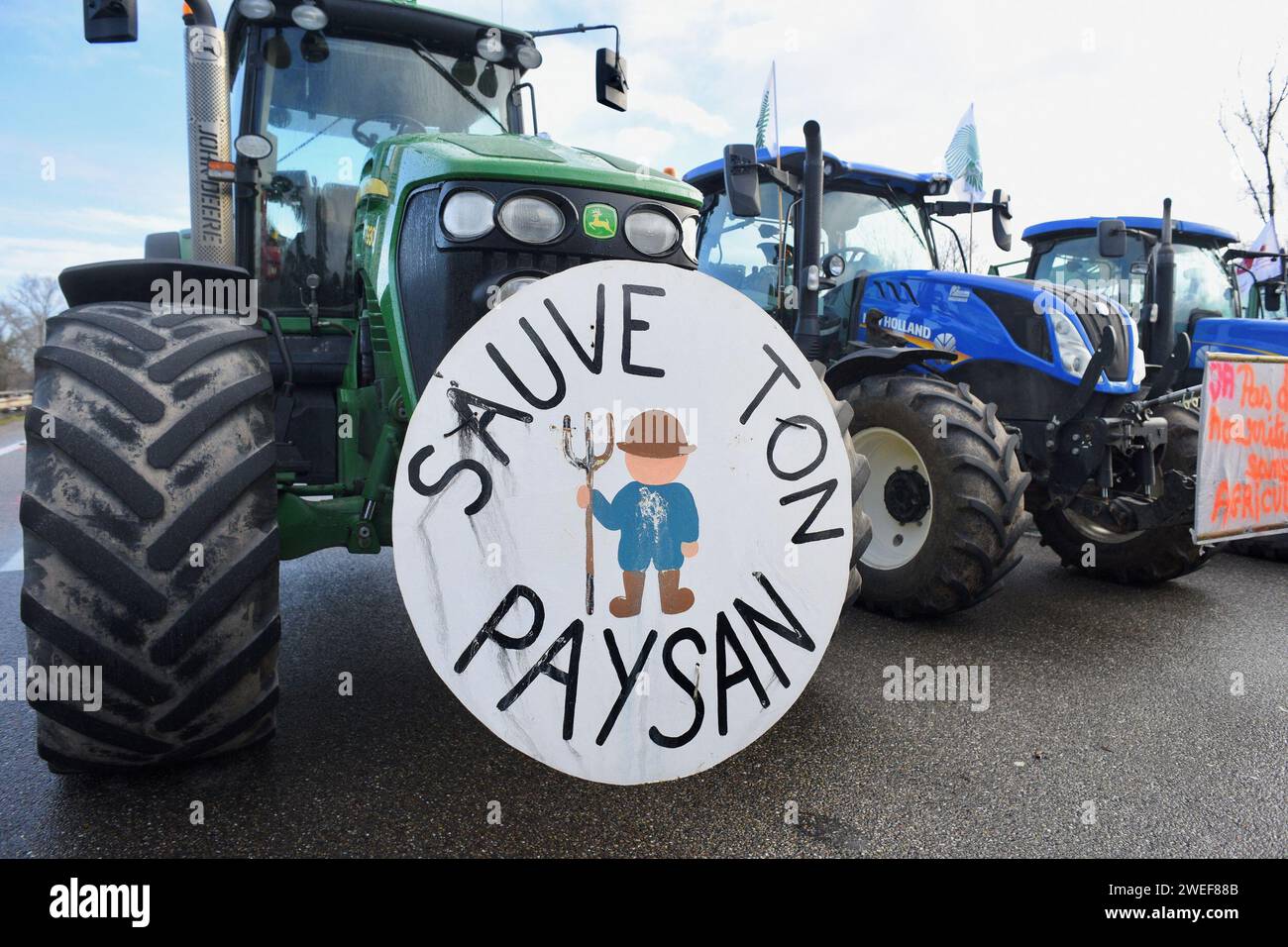 In coordination with the national movement, farmers in Bas-Rhin blocked ...