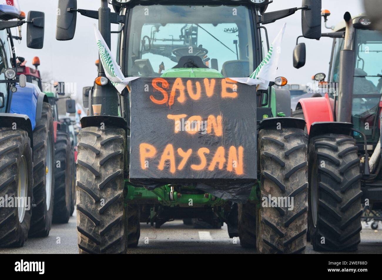 In coordination with the national movement, farmers in Bas-Rhin blocked ...