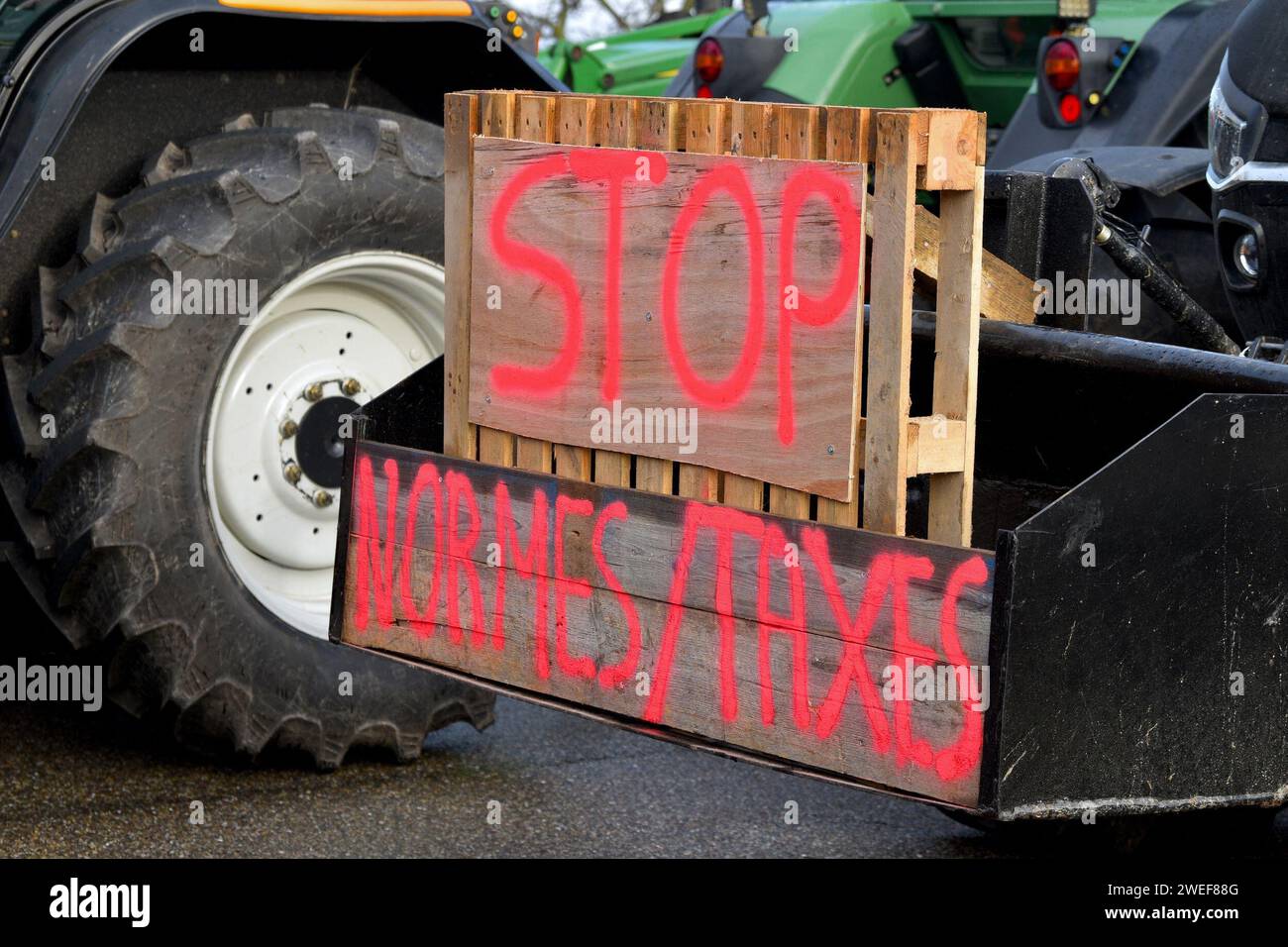 In coordination with the national movement, farmers in Bas-Rhin blocked ...