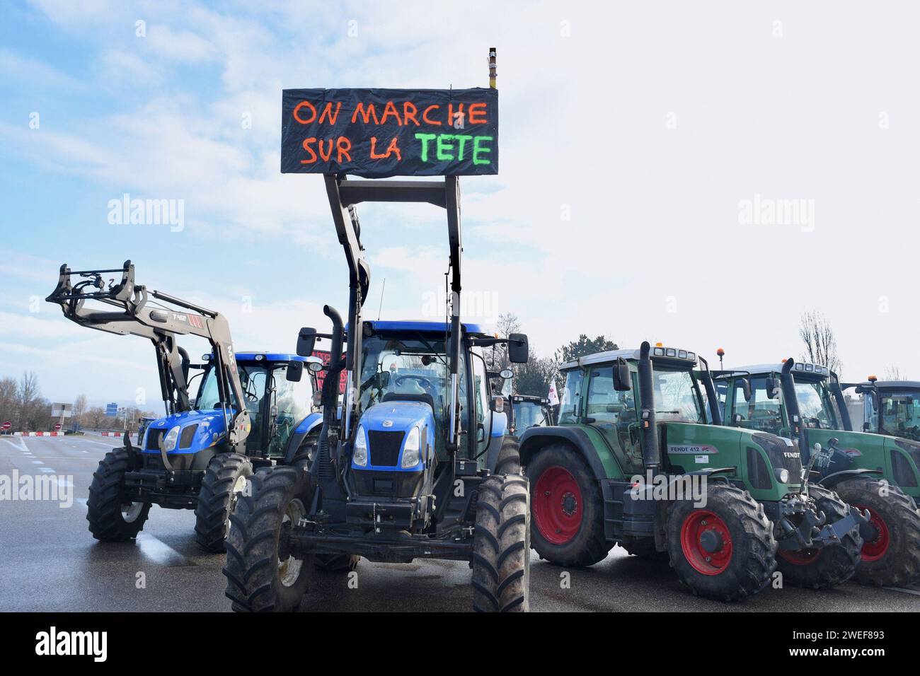 In coordination with the national movement, farmers in Bas-Rhin blocked ...