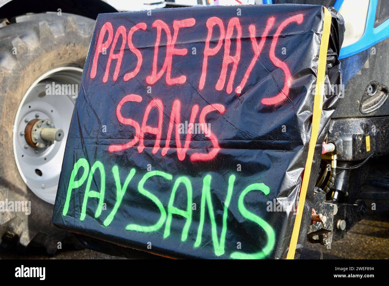 In coordination with the national movement, farmers in Bas-Rhin blocked ...