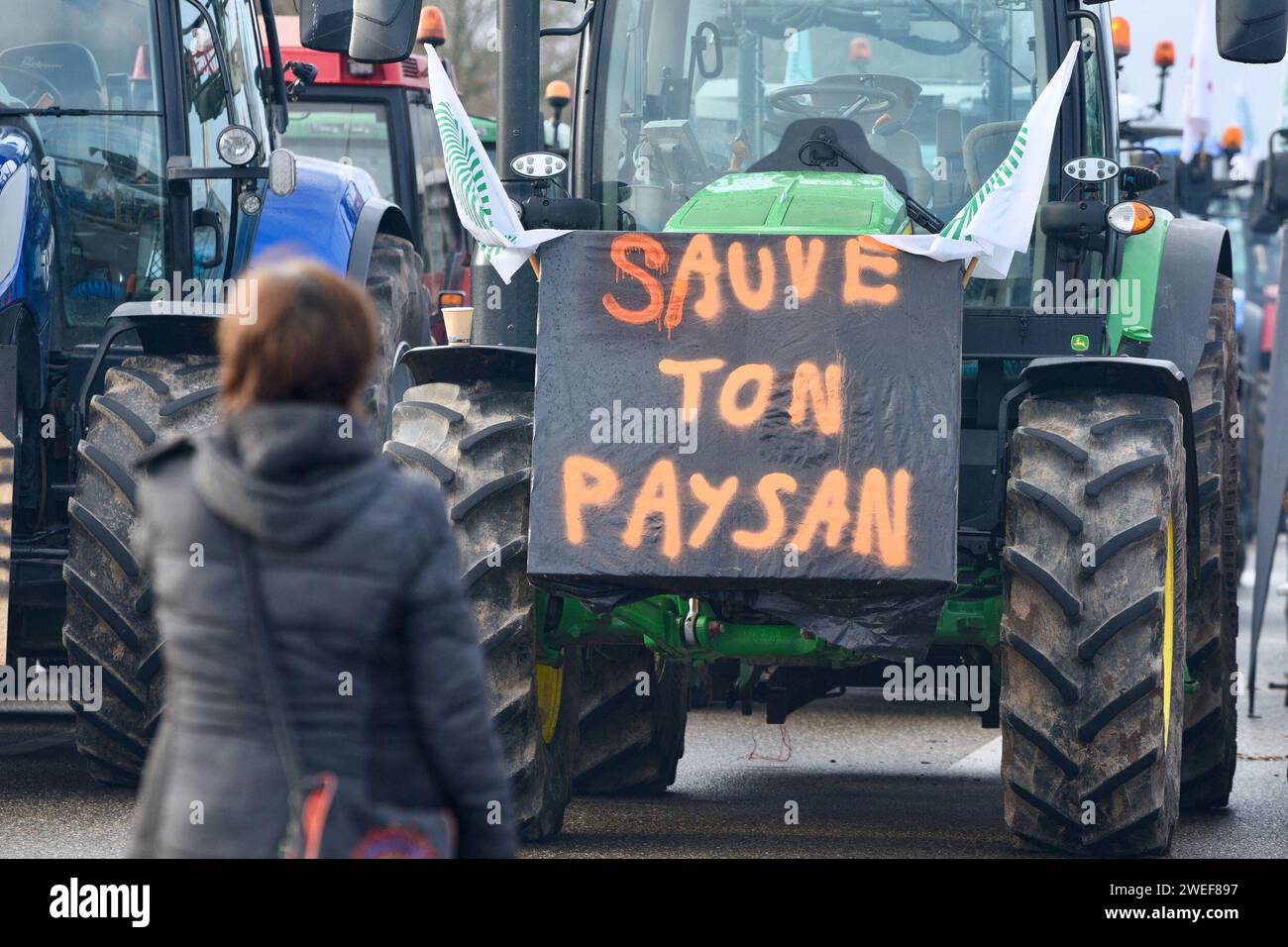 In coordination with the national movement, farmers in Bas-Rhin blocked ...