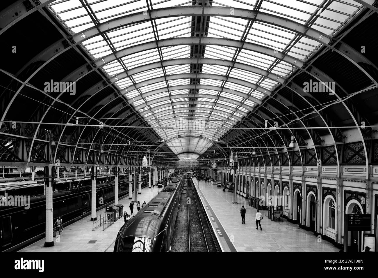 View looking down the platform at Paddington Station Stock Photo - Alamy