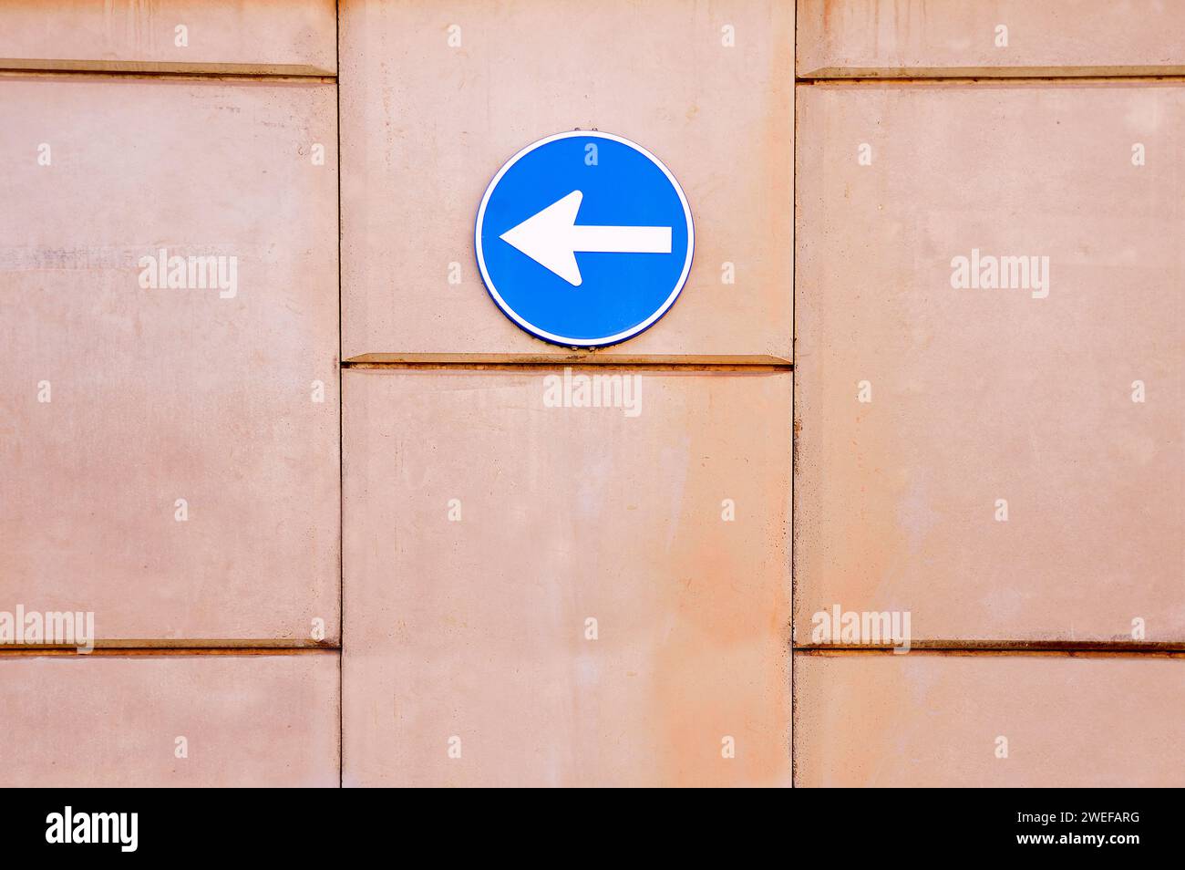 One way arrow sign hi-res stock photography and images - Alamy