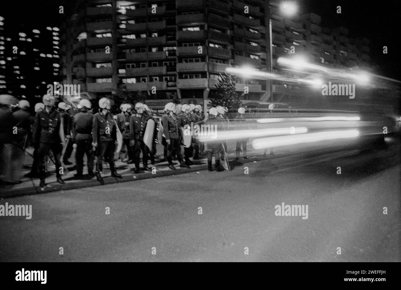 DDR, Berlin, 26.09.1990, Volkspolizei in Bereitschaft, nachdem in der ...
