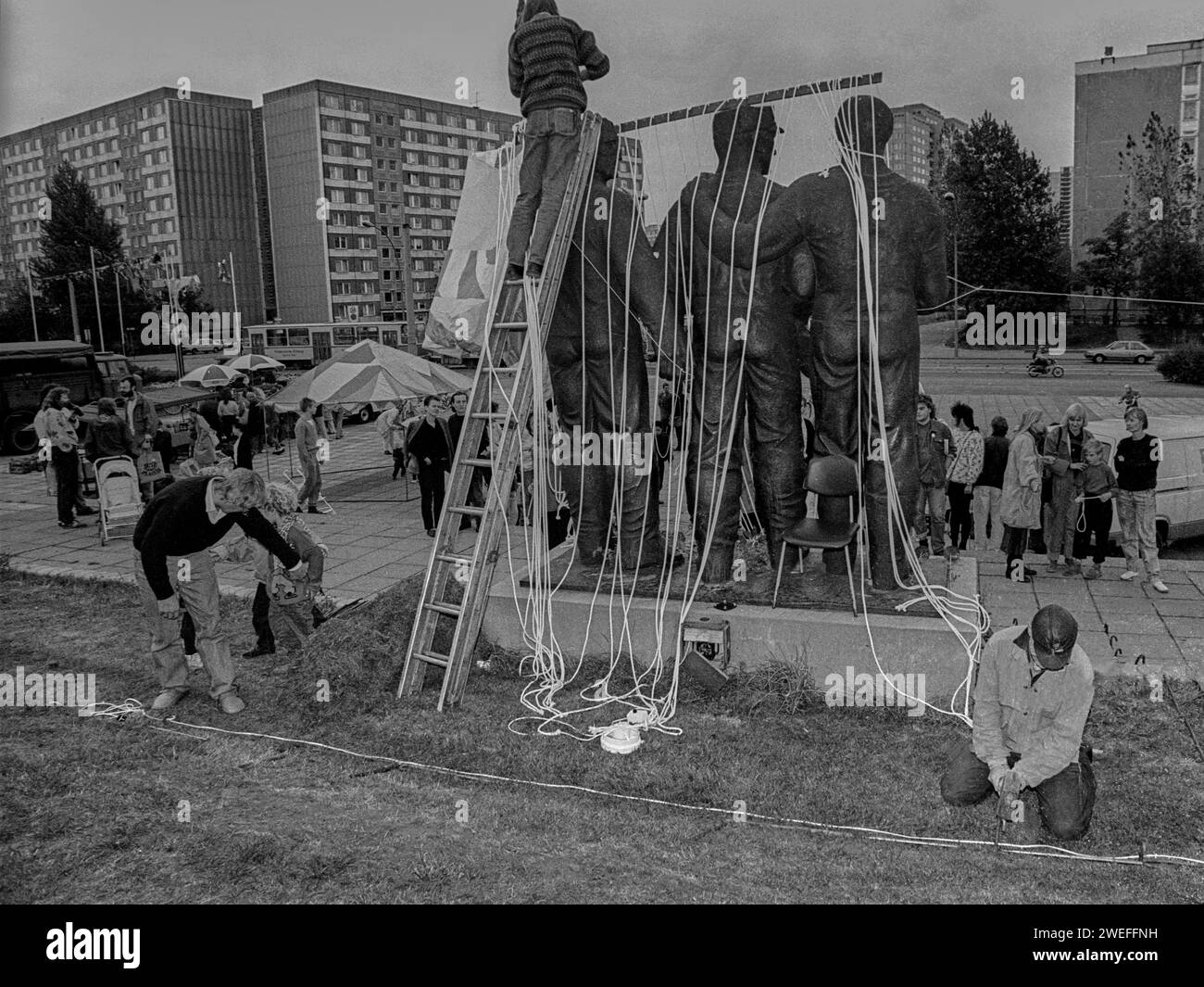 DDR, Berlin, 15.09.1990, Aktion zur Begrünung von Denkmälern der ...