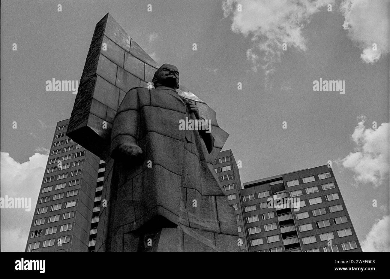 DDR, Berlin, 31.07.1990, das Lenindenkmal, auf dem Leninplatz, heute ...