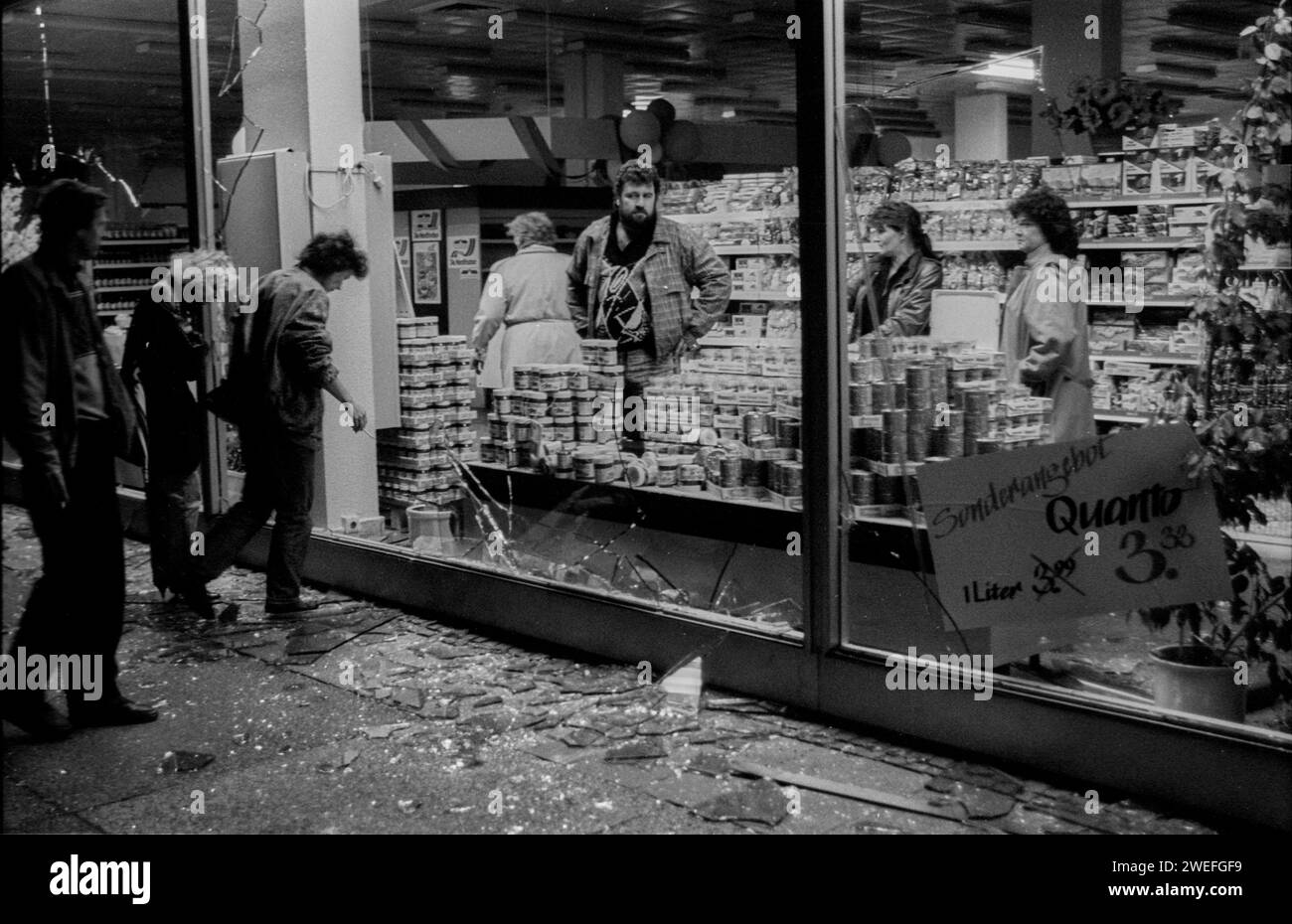 DDR, Berlin, 26.09.1990, in der Leipziger Straße gingen die Scheiben ...