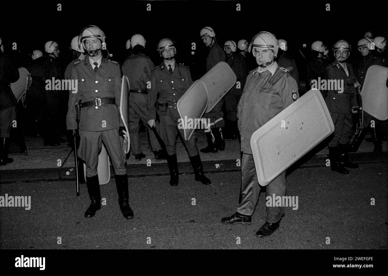 DDR, Berlin, 26.09.1990, Volkspolizei in Bereitschaft, nachdem in der ...