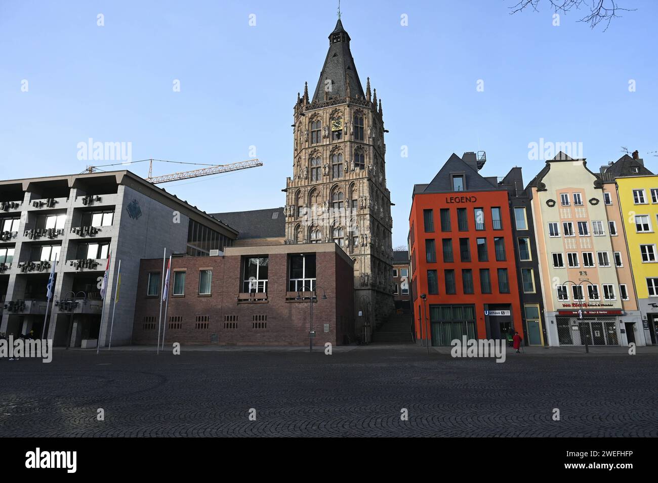 Köln Stadtansicht Alter Markt mit Rathaus, Rathausturm, rotes Haus und ...