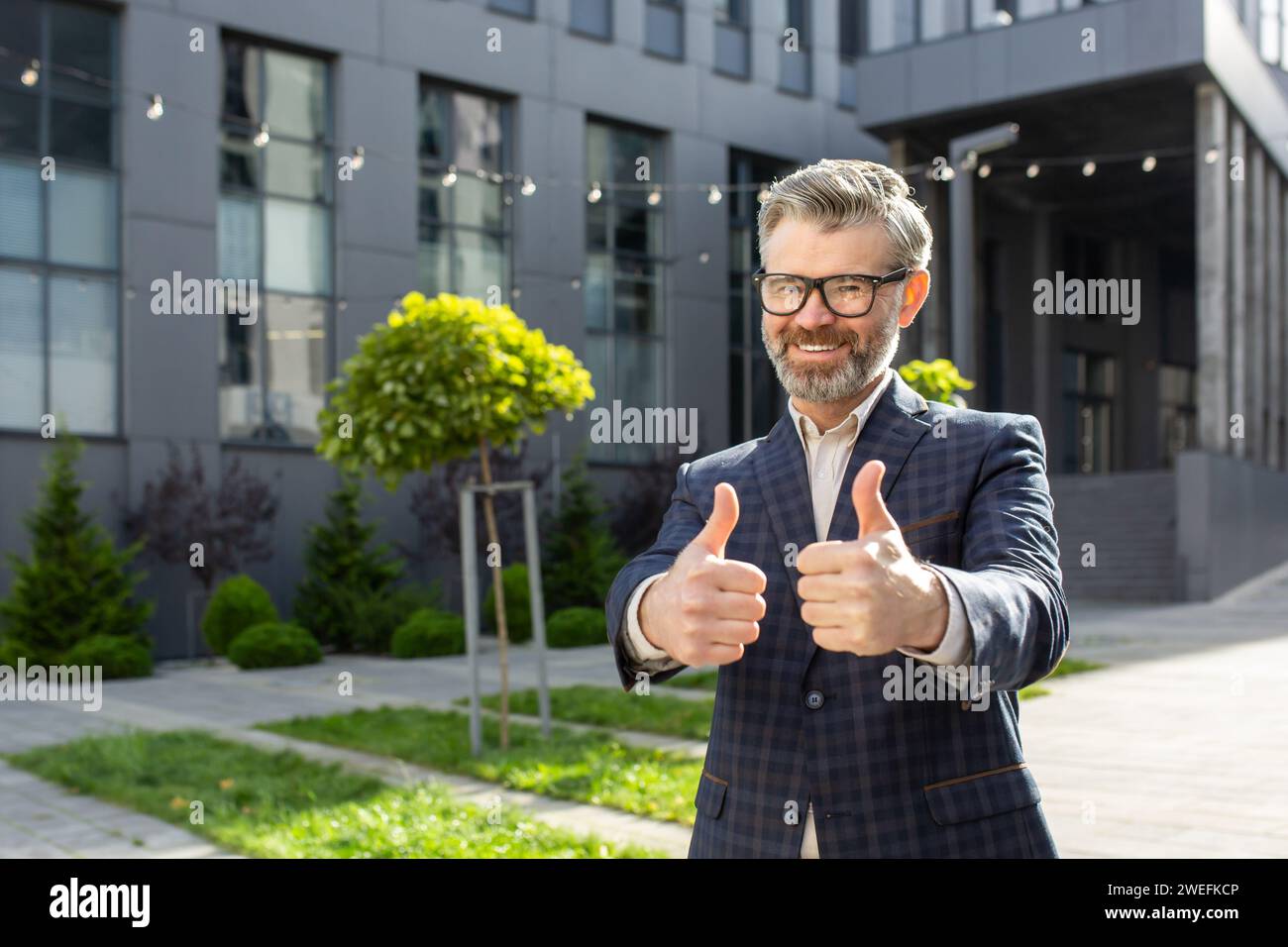 Boss giving thumbs up hi-res stock photography and images - Alamy