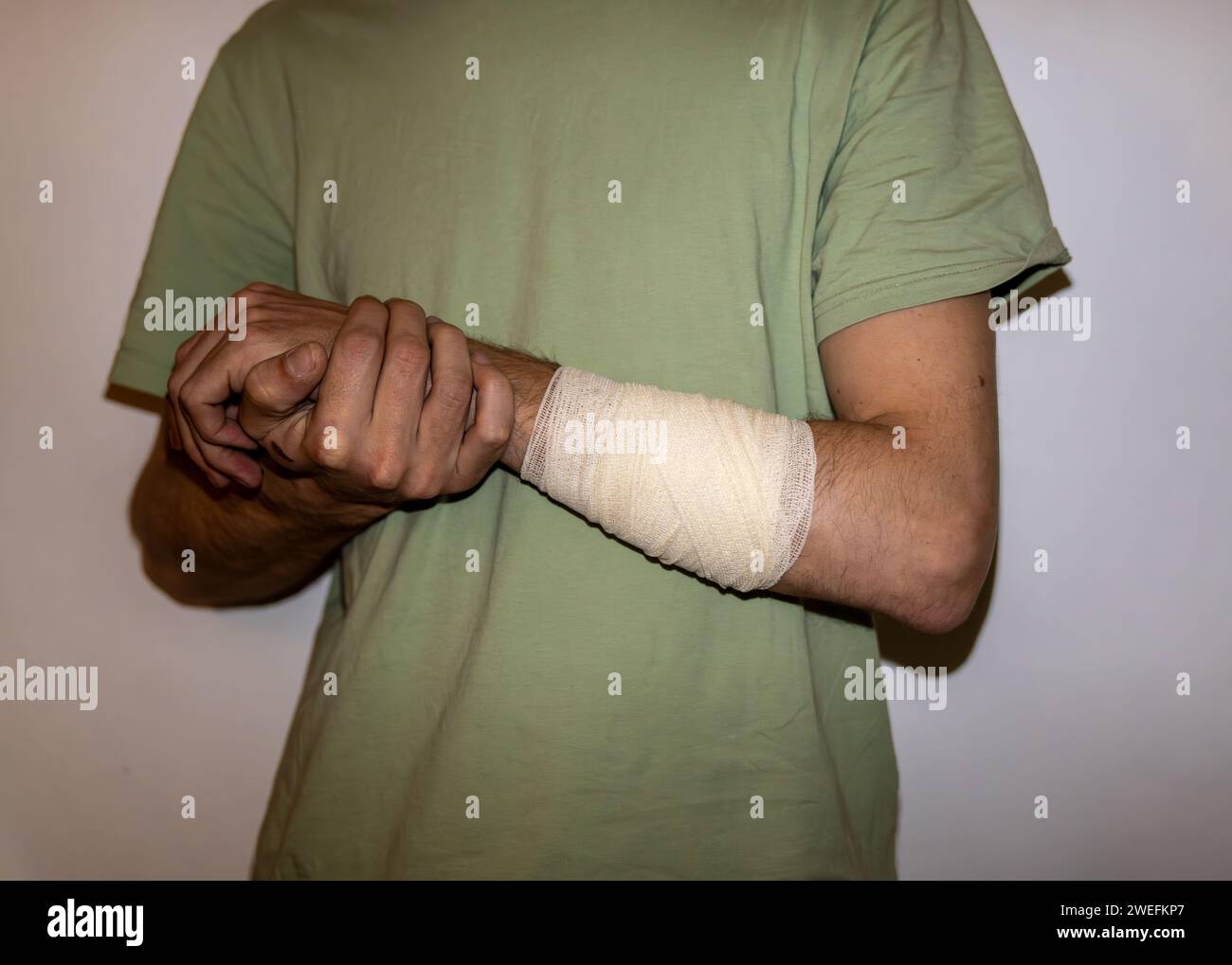 Male left hand injury with bandage Stock Photo - Alamy