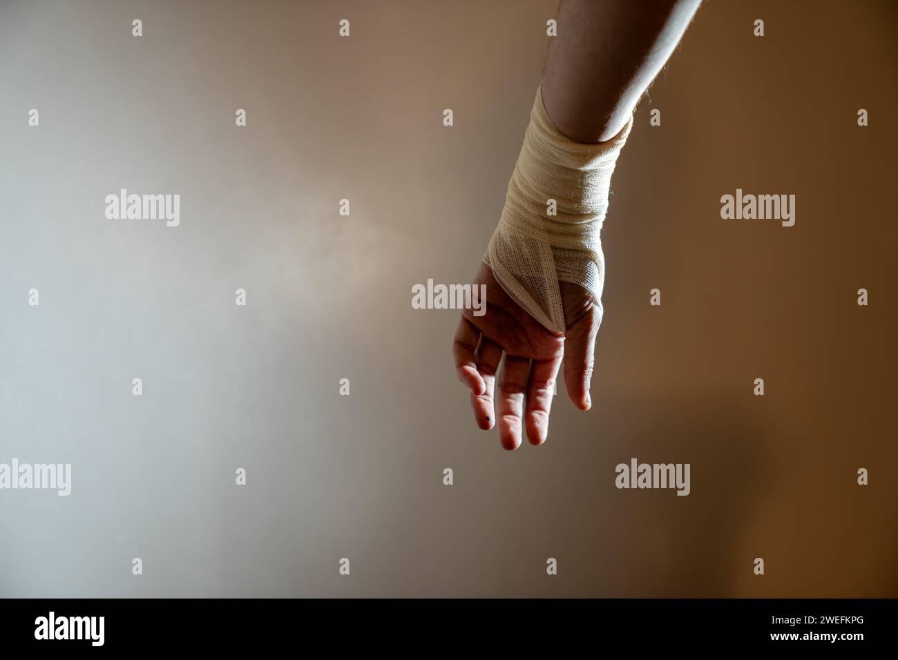 Male left hand injury with bandage Stock Photo - Alamy