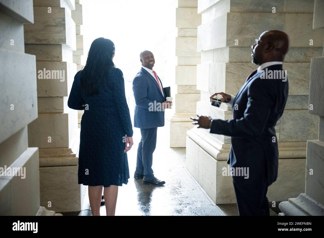 Washington, USA. 25th Jan, 2024. Senator Tim Scott (R-S.C.) speaks with ...