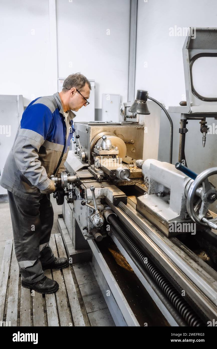 Man works on lathe hi-res stock photography and images - Alamy