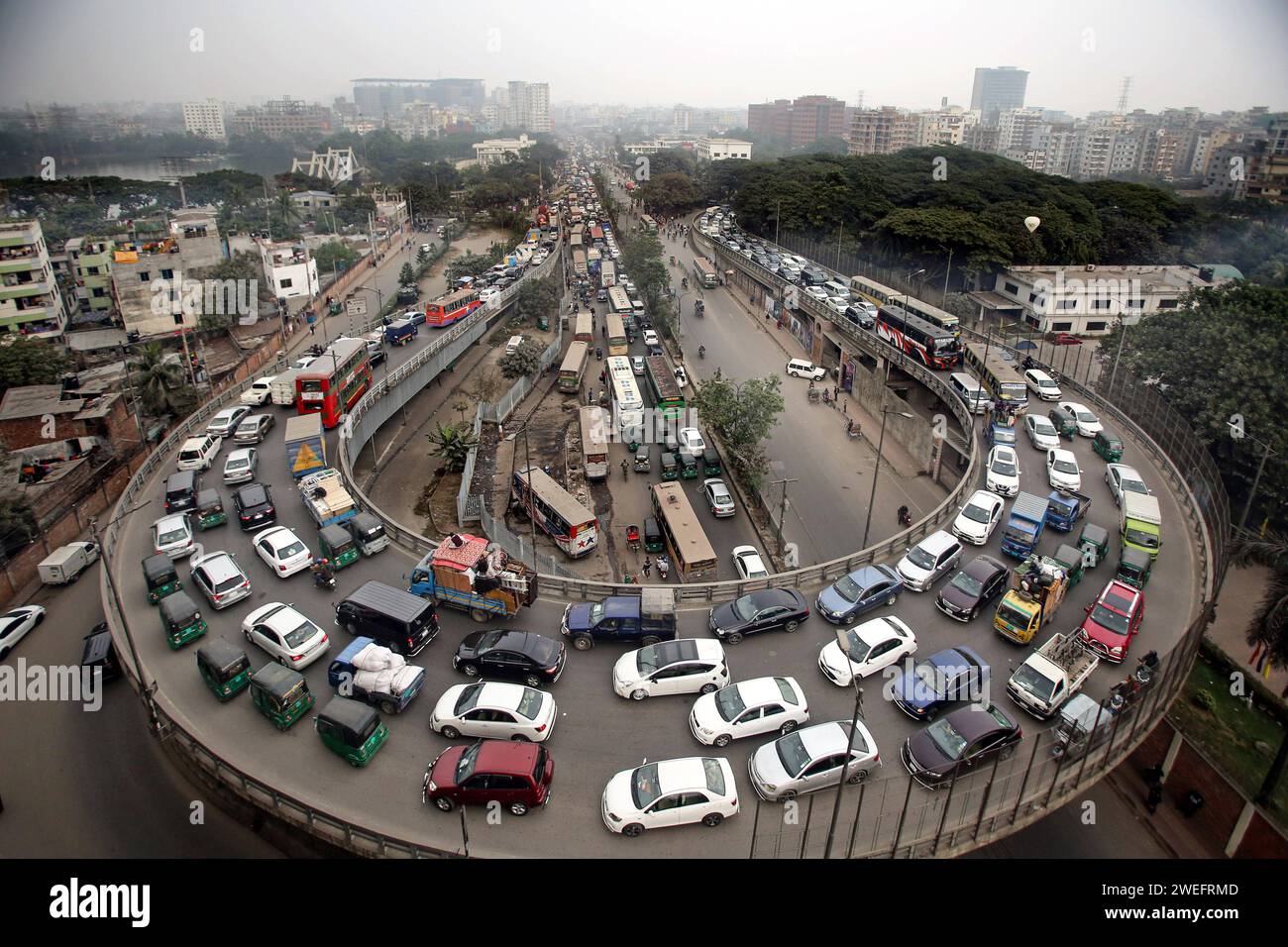 Zu Fuß fast schneller Dauerzustand: Stau in Dhaka Traffic jam on a ...