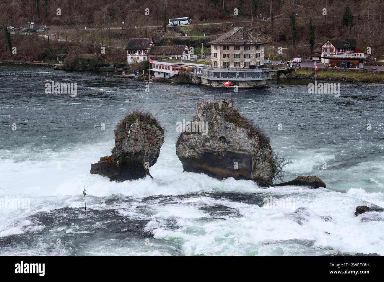 Fels mit Schweizer Flagge am Rheinfall unterhalb des Schloss Laufen. Rheinfall, Neuhausen ...