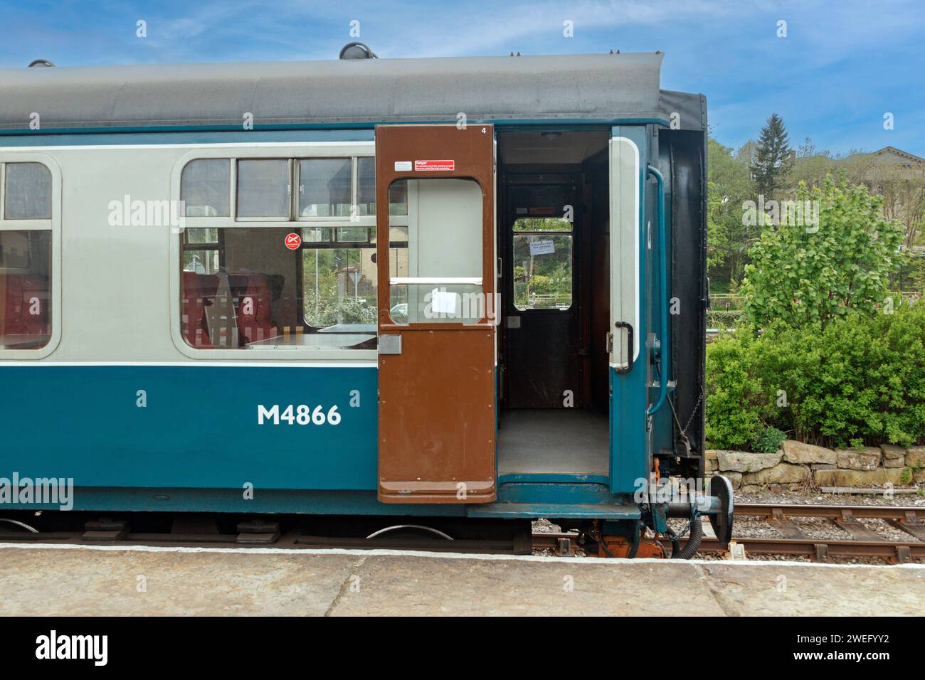 M4866 BR Mark 1 TSO railway carriage. Rawtenstall railway station, East ...