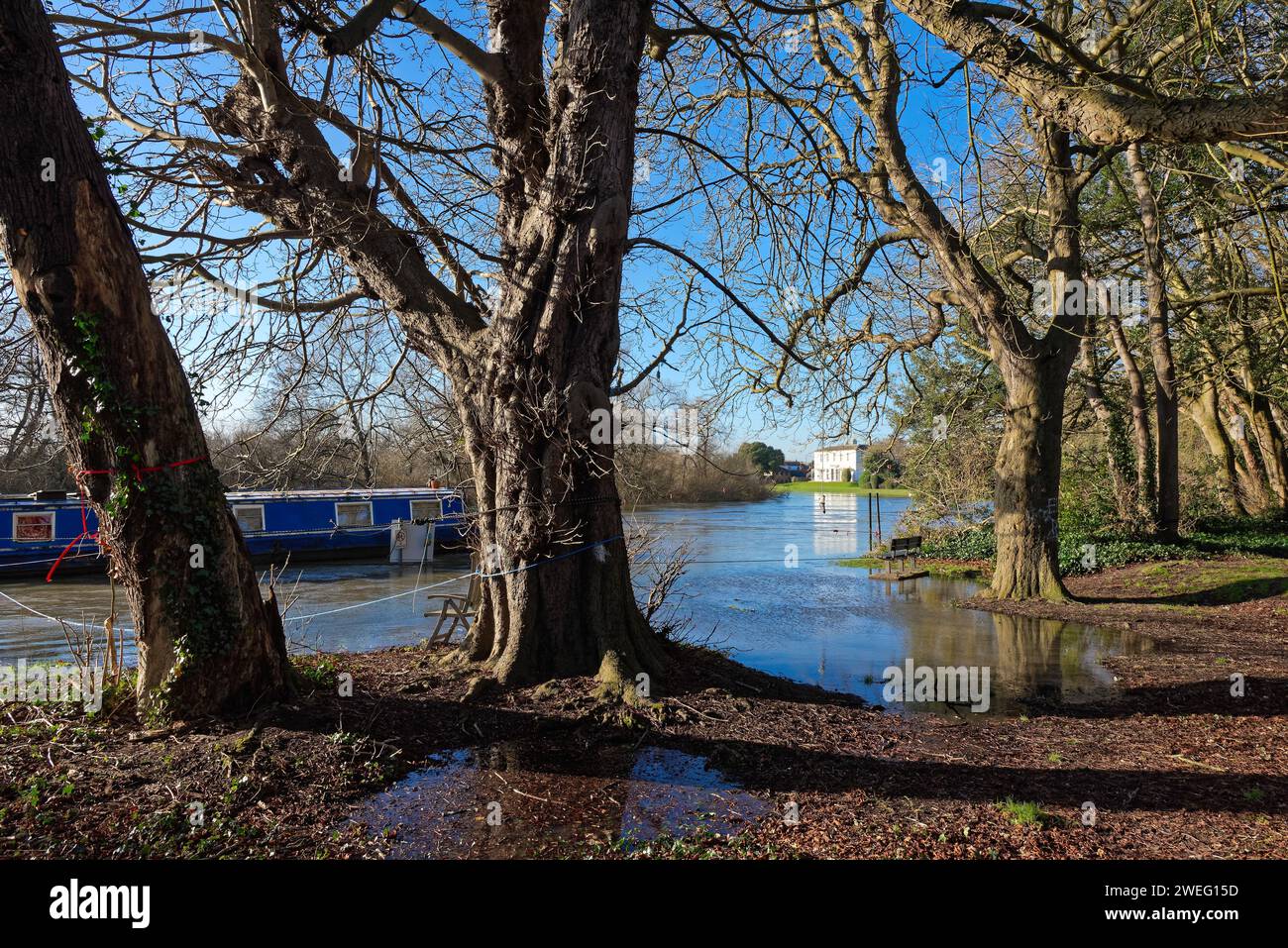 The River Thames in near flood conditions by a riverside mansion at ...