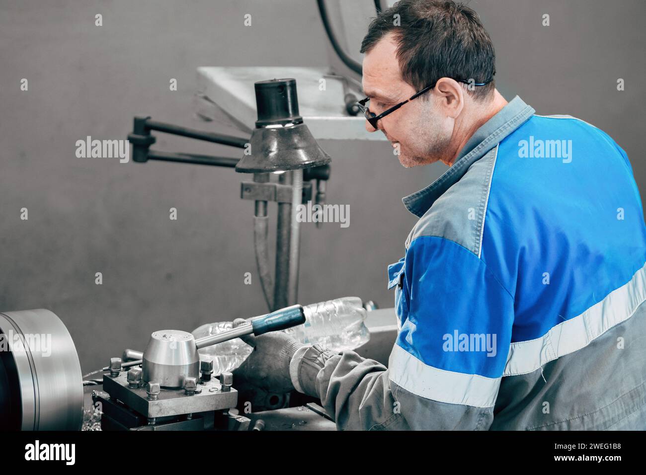 Man works on lathe hi-res stock photography and images - Alamy