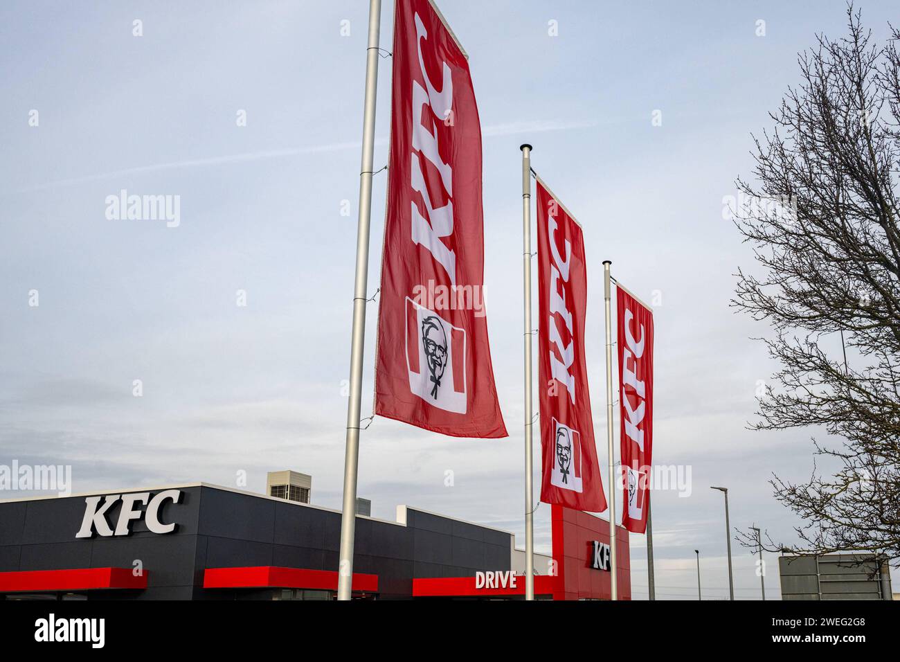 KFC Markenelemente: Fahnen, Logos und Drive-In Eingänge 25.01.2024 ...