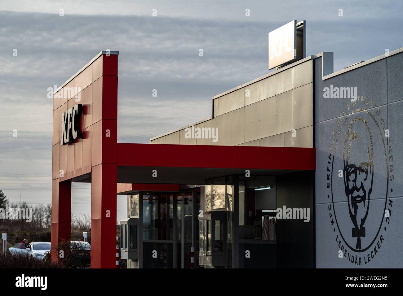 KFC Markenelemente: Fahnen, Logos und Drive-In Eingänge 25.01.2024 ...