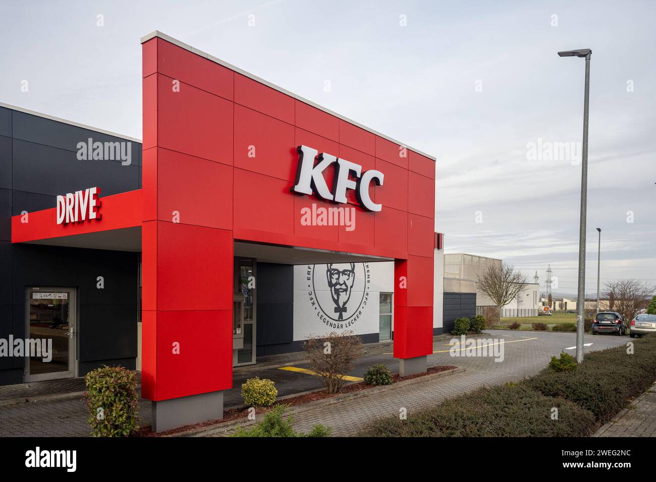 KFC Markenelemente: Fahnen, Logos und Drive-In Eingänge 25.01.2024 ...