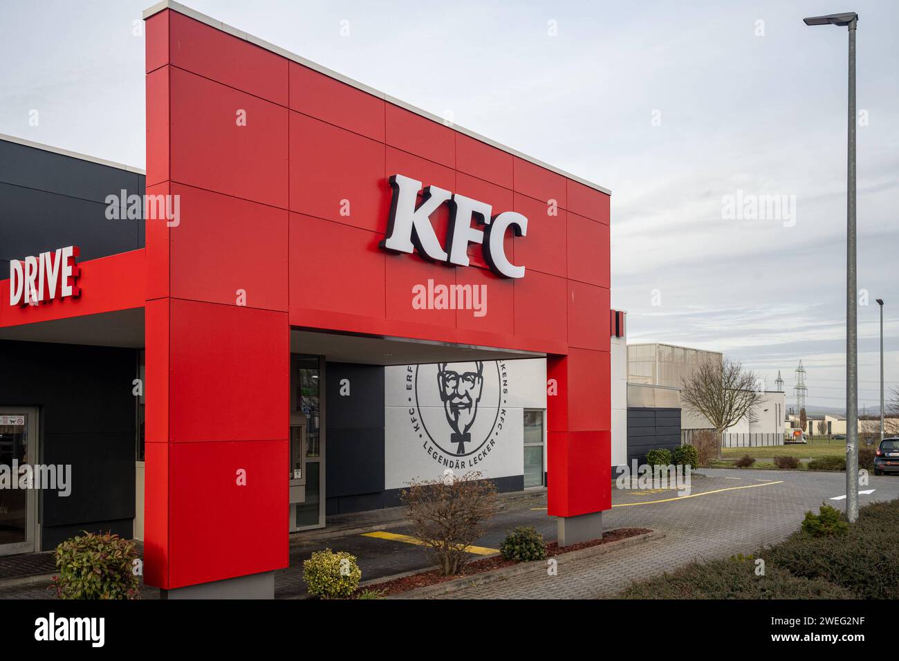 KFC Markenelemente: Fahnen, Logos und Drive-In Eingänge 25.01.2024 ...