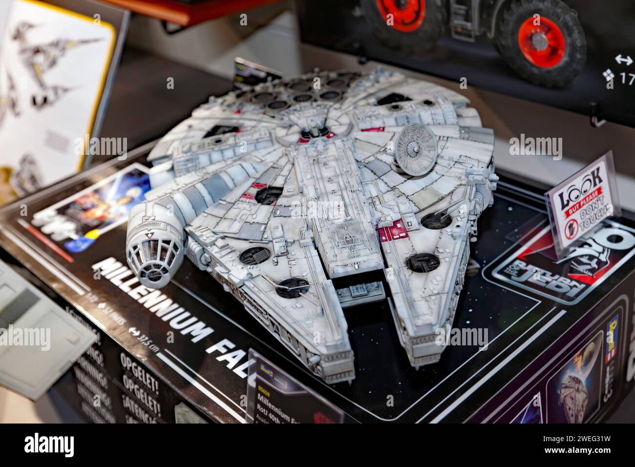Revell Star Wars Millennium Falcon Rotj 40th Anniversary Model ...