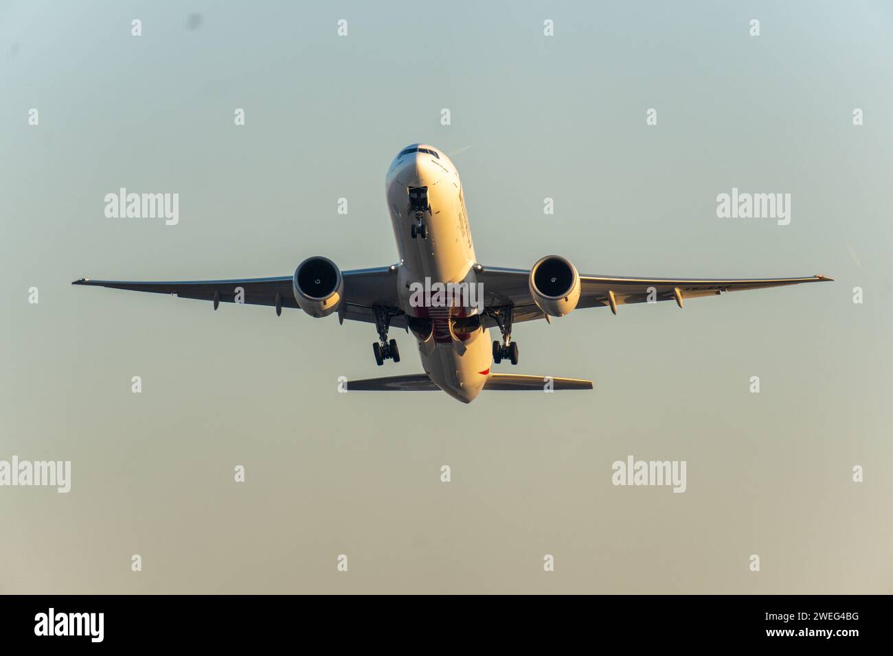 Emirates Boeing 777 takeoff from Budapest Airport Stock Photo - Alamy
