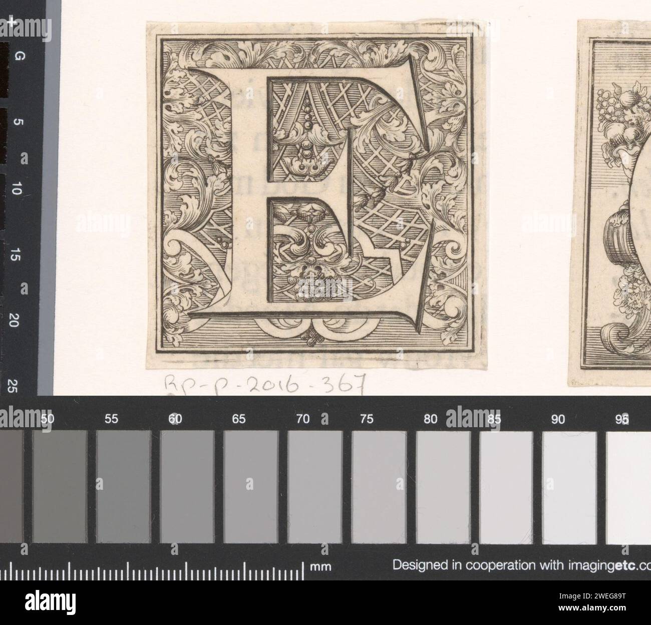 Letter E, anonymous, 1700 - 1799 print Letter E against a background ...