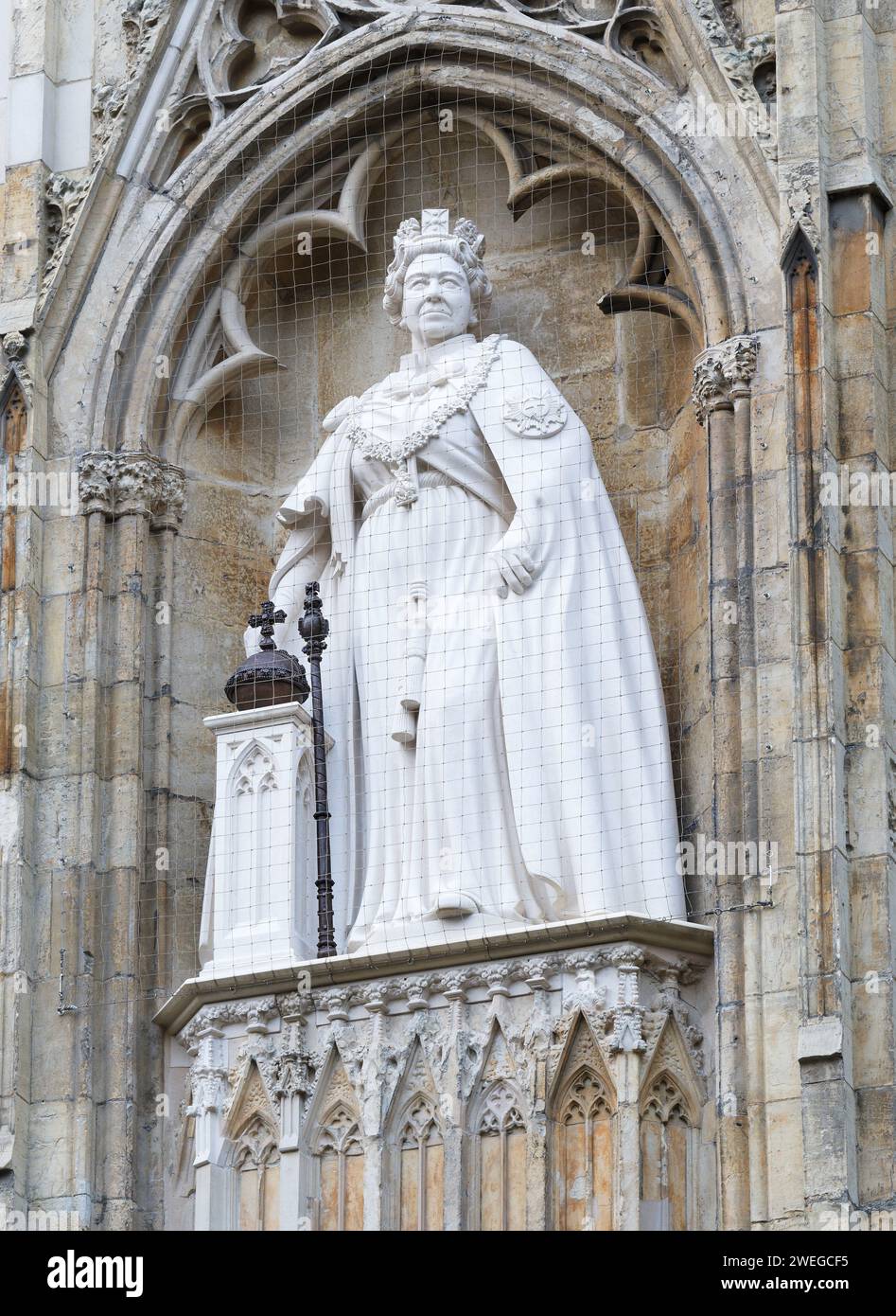 Statue, of Queen Elizabeth II, on the west facade of the christian ...