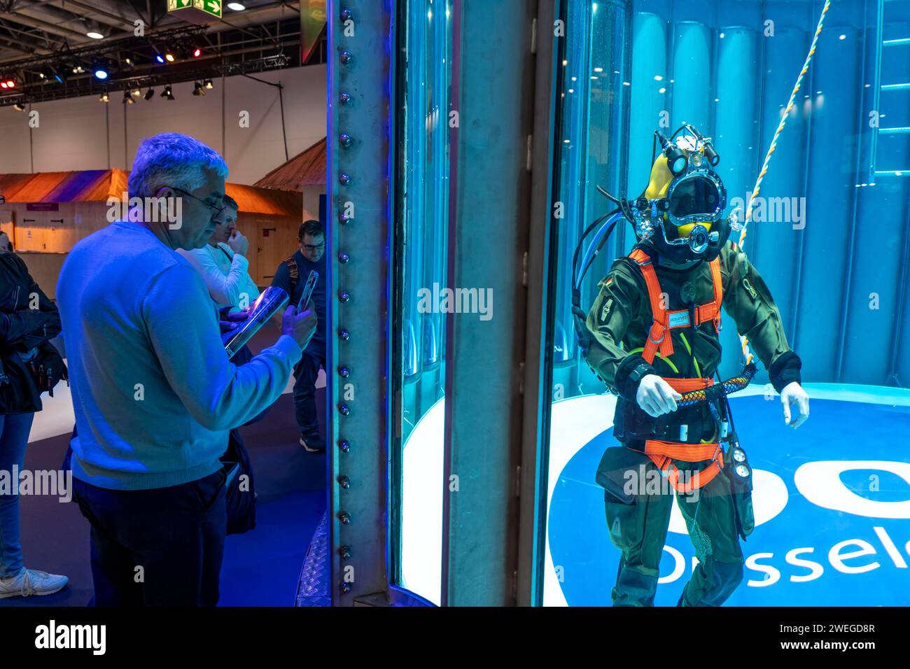 Federal Navy mine divers present themselves in the diving tank in the ...