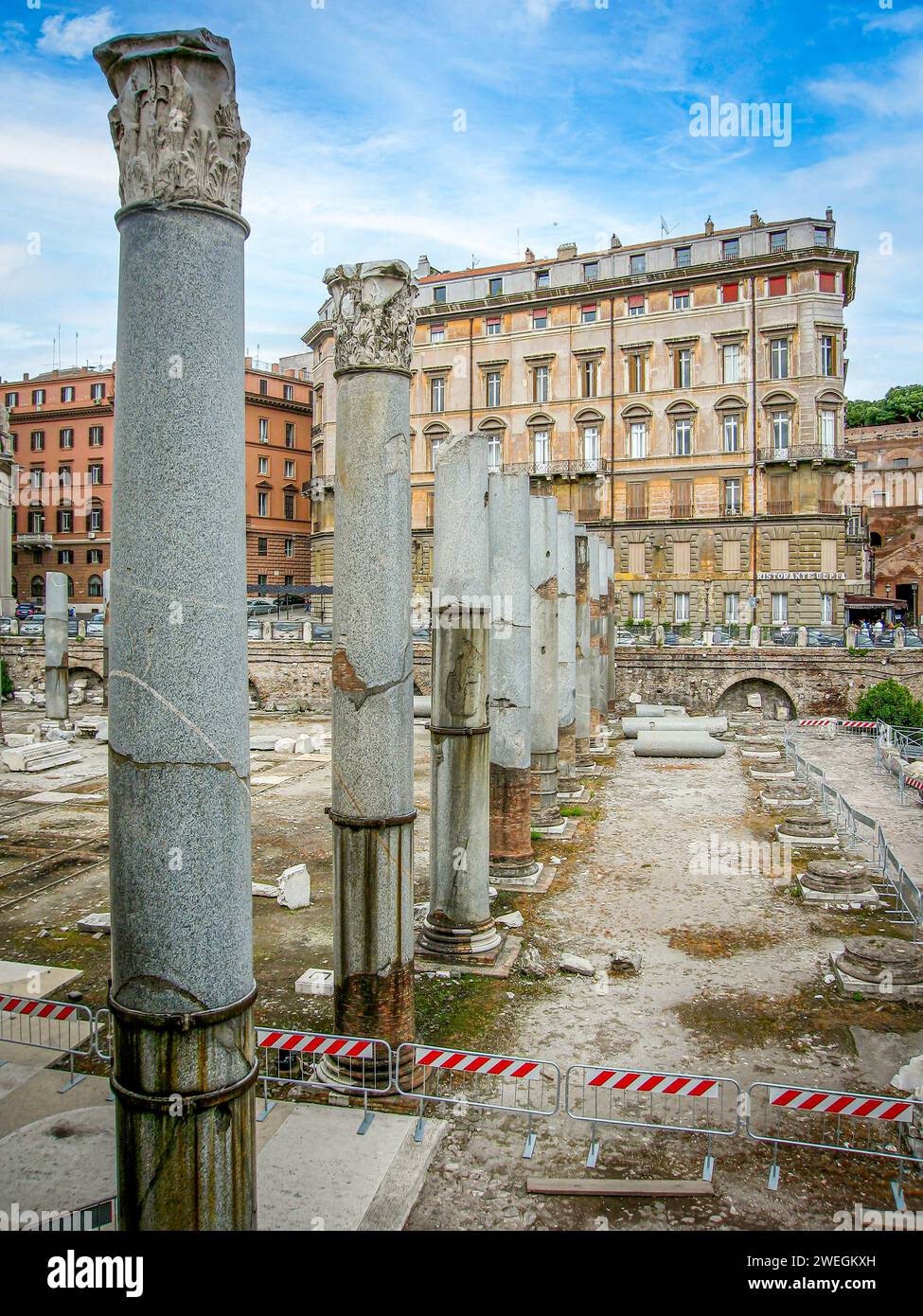 Ancient columns ruins rome hi-res stock photography and images - Alamy