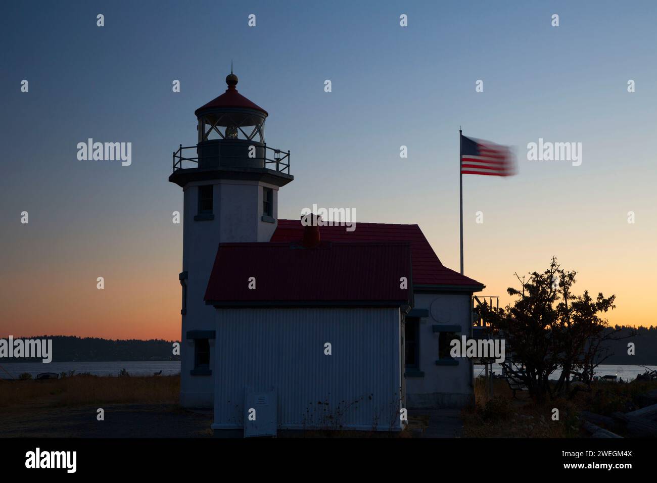 Point Robinson Lighthouse silhouette, Point Robinson Park, Vashon ...