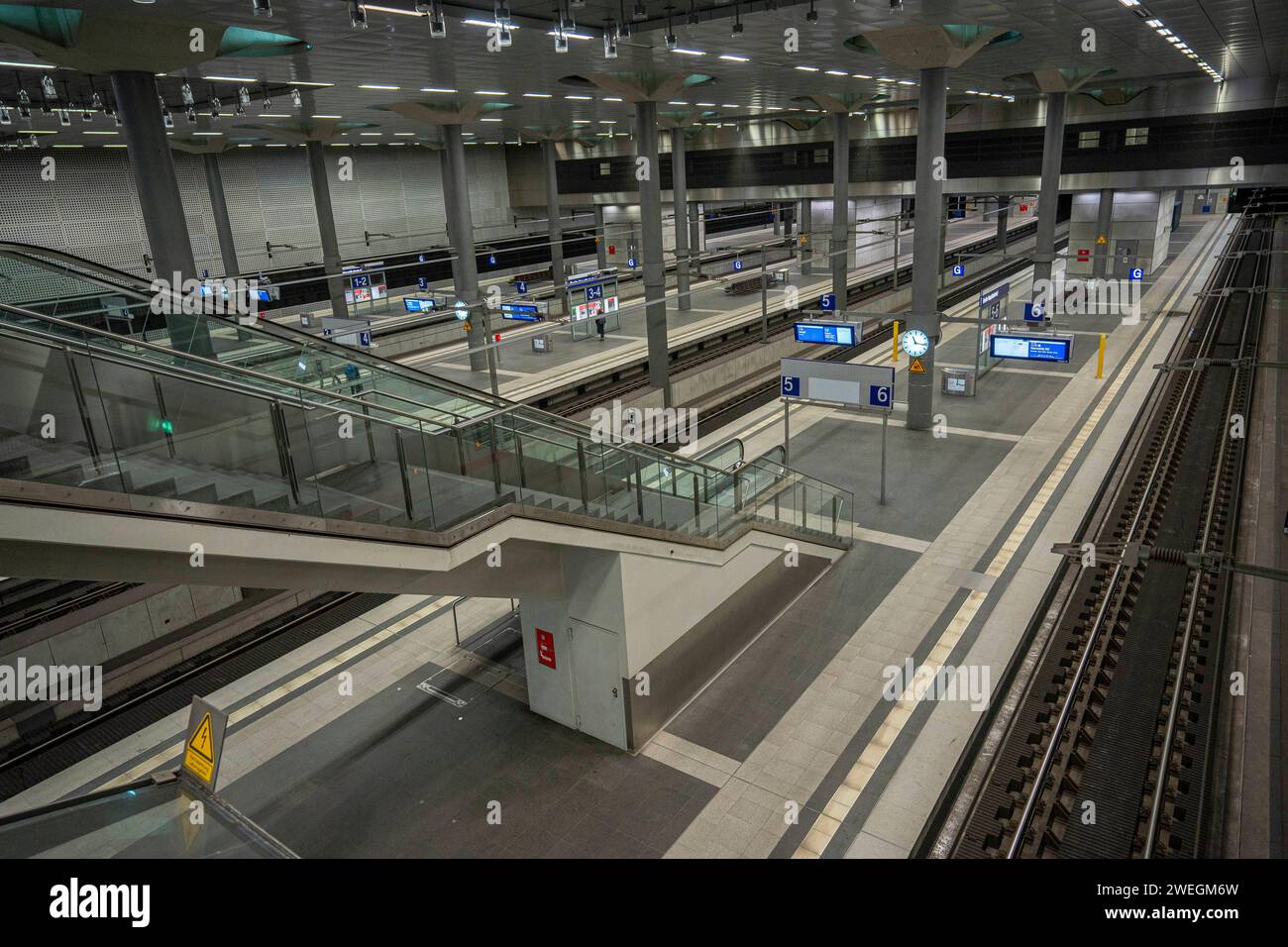 Leerer bahnsteig hi-res stock photography and images - Alamy