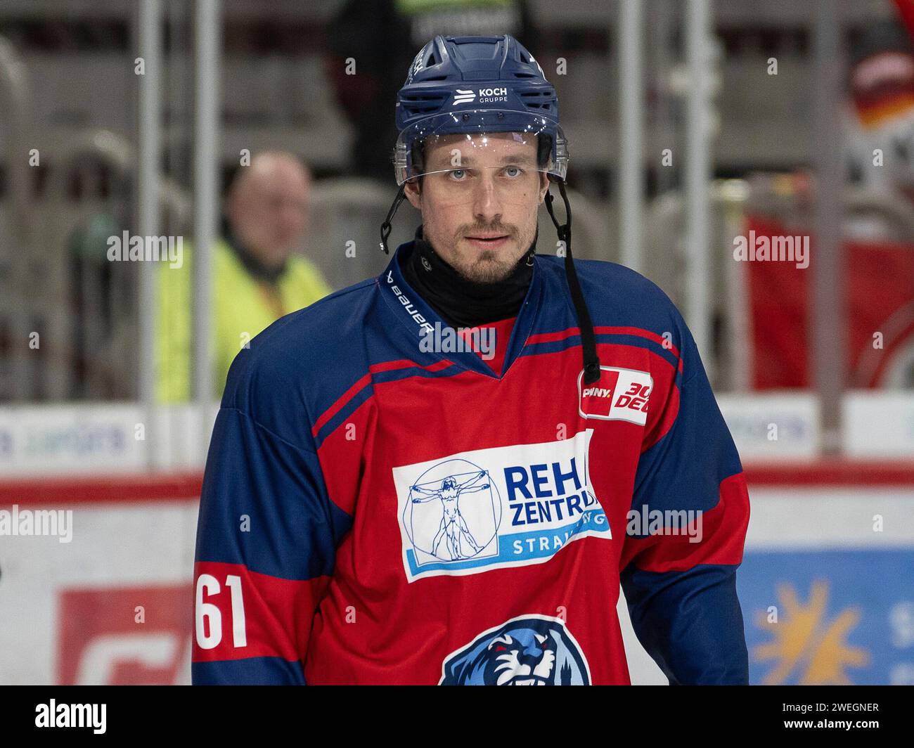 Justin Braun (Straubing Tigers, #61) ist auf dem Eis. Duesseldorfer EG ...