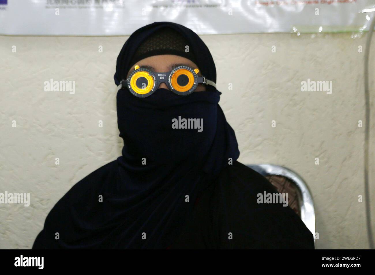 (240125) -- RAWALPINDI (PAKISTAN), Jan. 25, 2024 (Xinhua) -- A woman ...