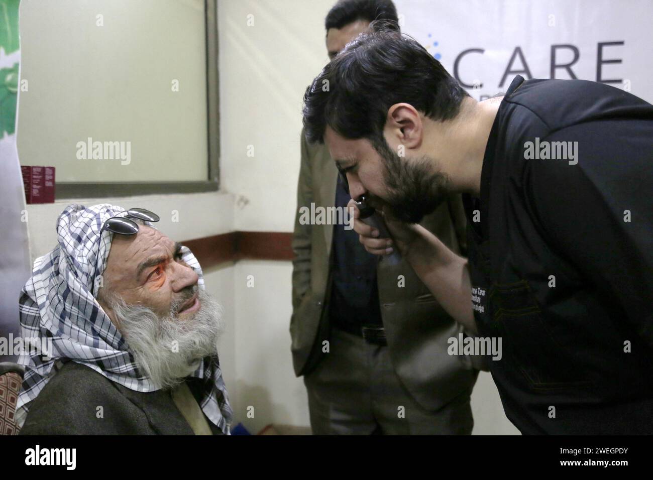 (240125) -- RAWALPINDI (PAKISTAN), Jan. 25, 2024 (Xinhua) -- A doctor ...