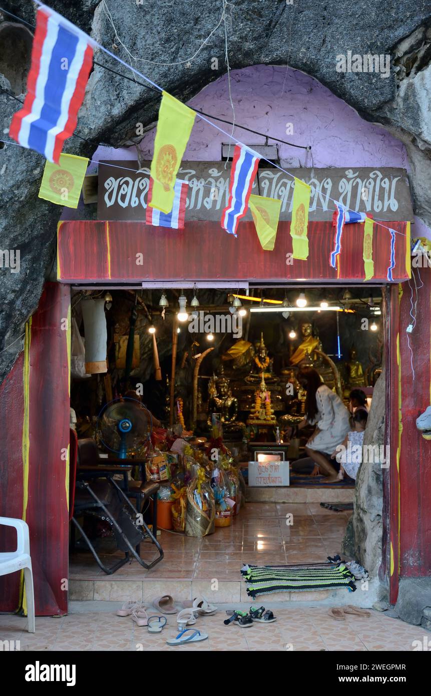 Sa kaeo monkey hi-res stock photography and images - Alamy