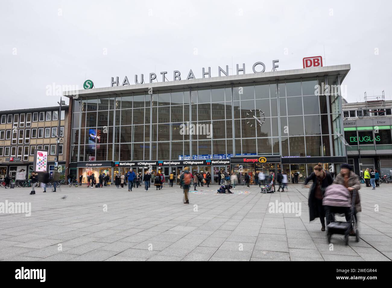 Hbf haupteingang hi-res stock photography and images - Alamy