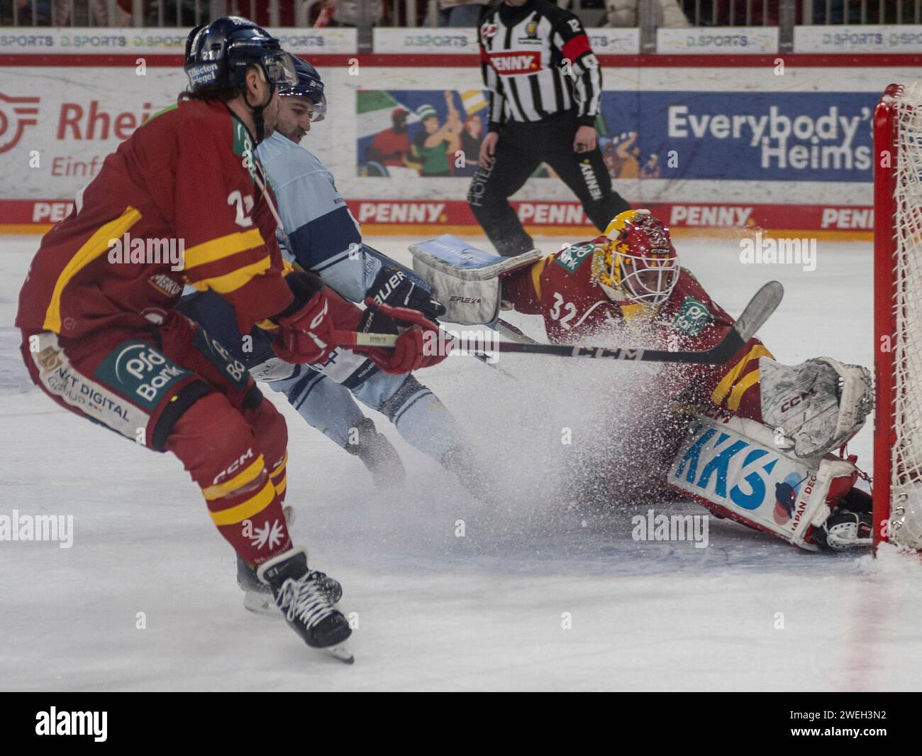 JC Lipon (Straubing Tigers, #88) ueberwindet Hendrik Hane ...