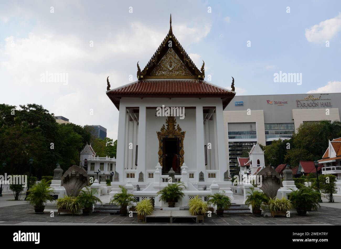 Bangkok wat pathum wanaram hi-res stock photography and images - Alamy