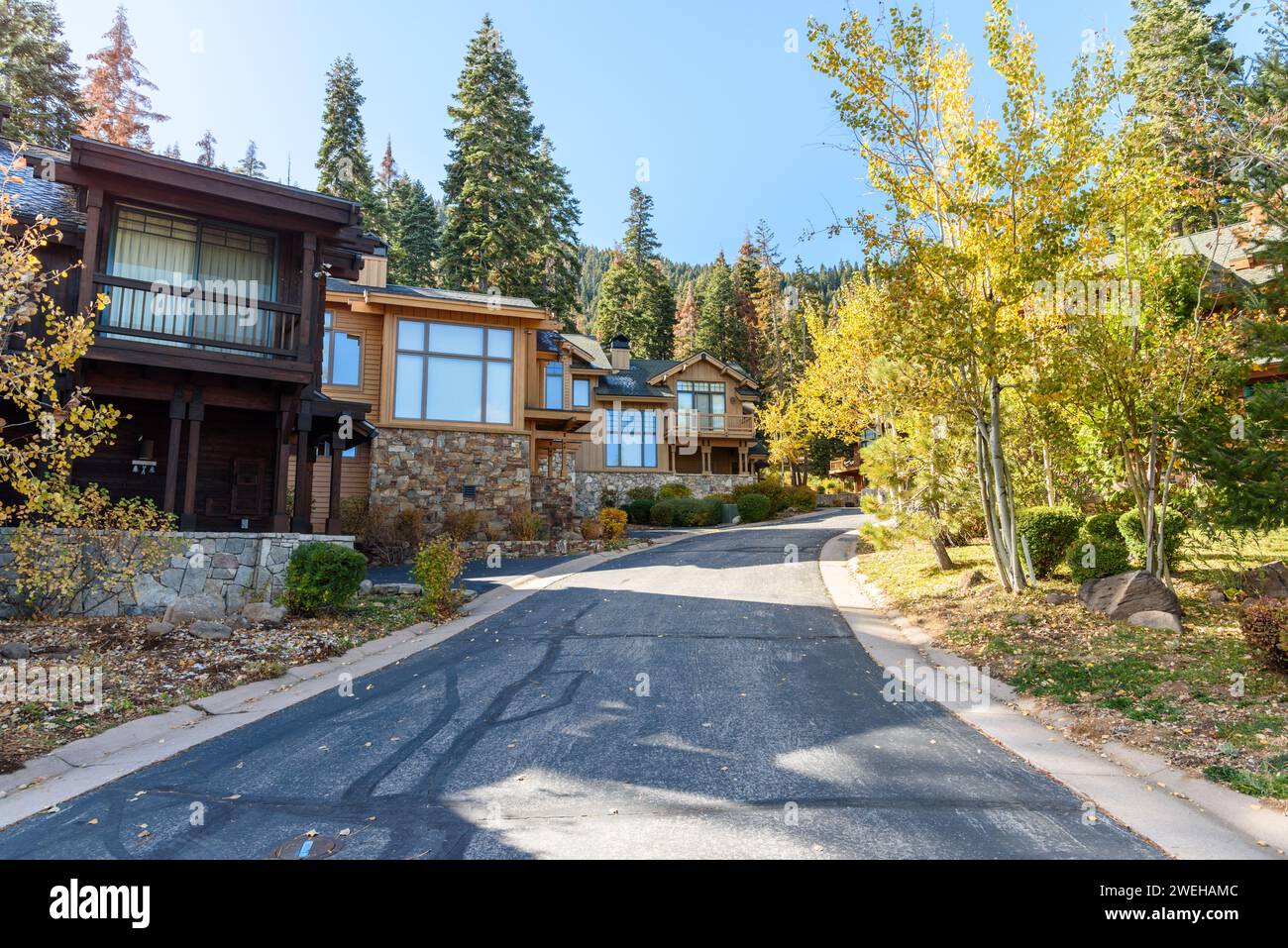 Modern estate house hi-res stock photography and images - Alamy